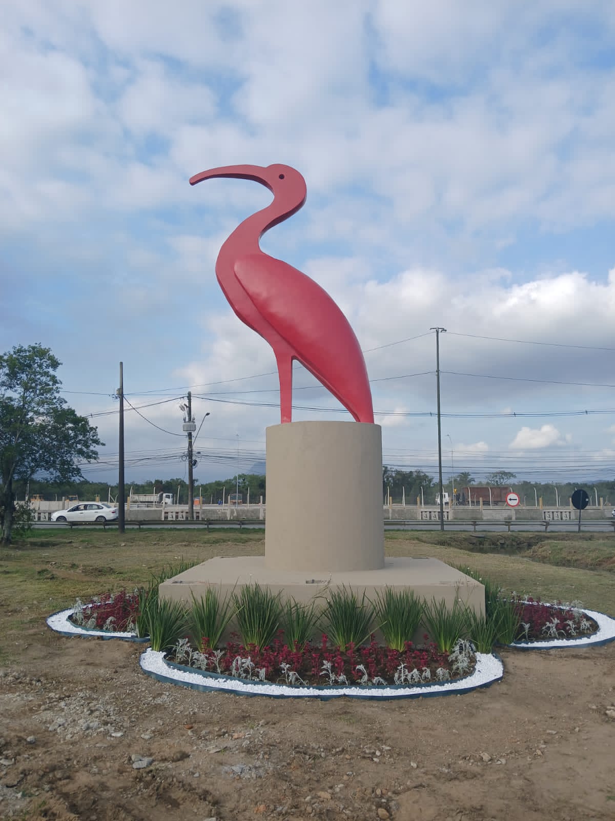 Artista de Piranga (MG) entrega monumento simbólico do Guará com 9 toneladas em concreto armado ...