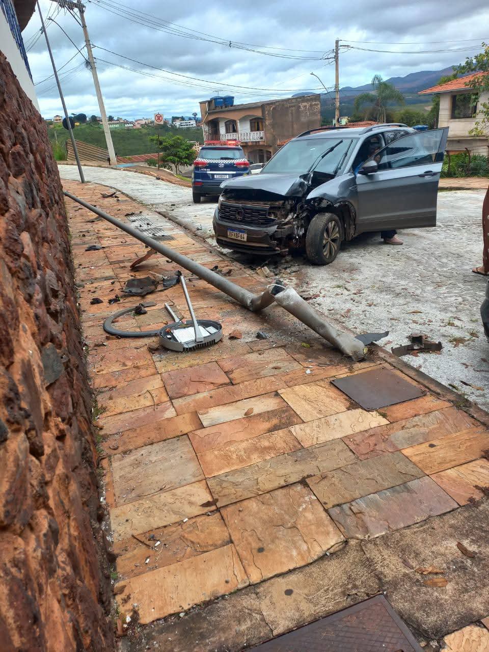 QUE SUSTO: carro atinge poste ao lado da histórica Romaria - Correio de ...