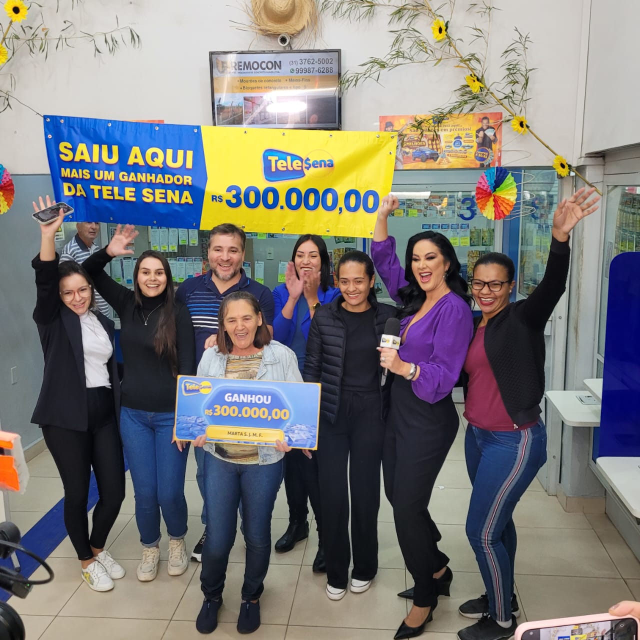 Idosa sortuda recebe prêmio de R$ 300 mil da Tele Sena e a famosa ...