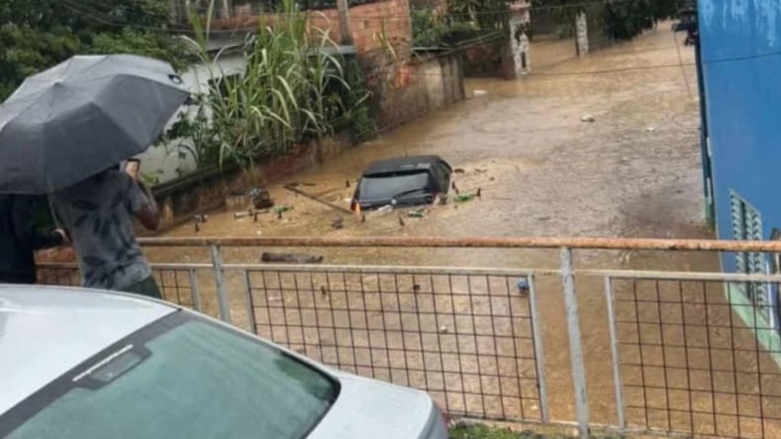 Alerta geral: temporal castiga Mariana, alaga ruas, arrasta carros e ...